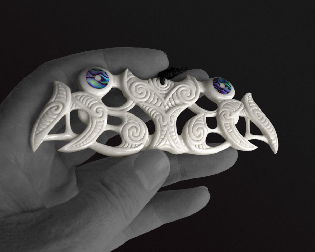 Paua Shell Maori Hei Pekapeka Bone Guardian Pendant – Toa Bone